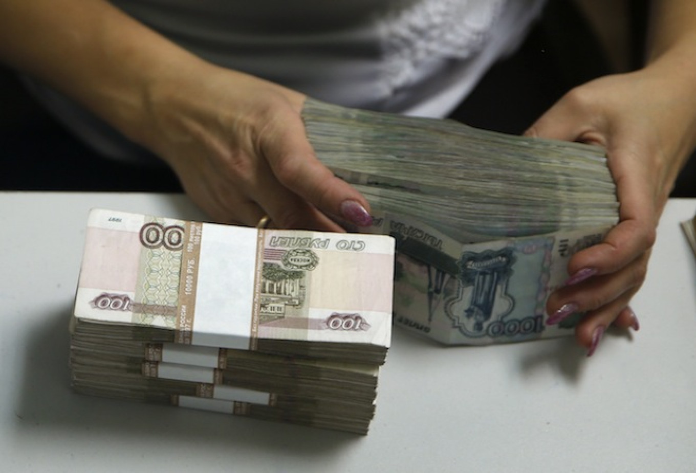 Russia's Ruble Falls Further as Sanctions Darken Mood