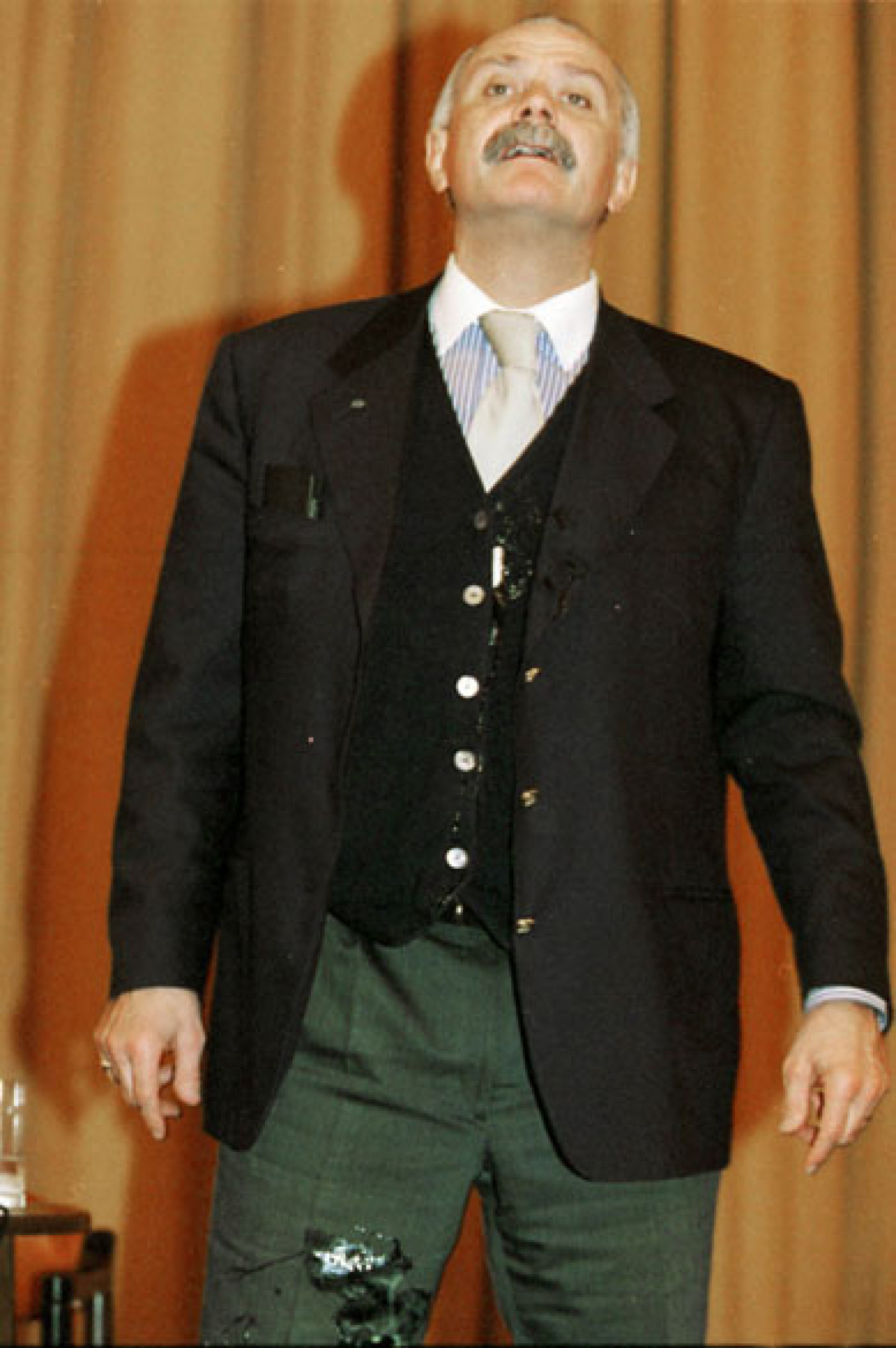 Mikhalkov Takes Jab at Medvedev