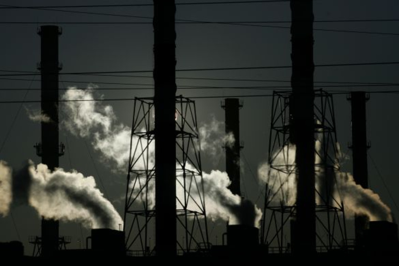 2 Workers Fall Fatally 100 Meters Into a Pipe