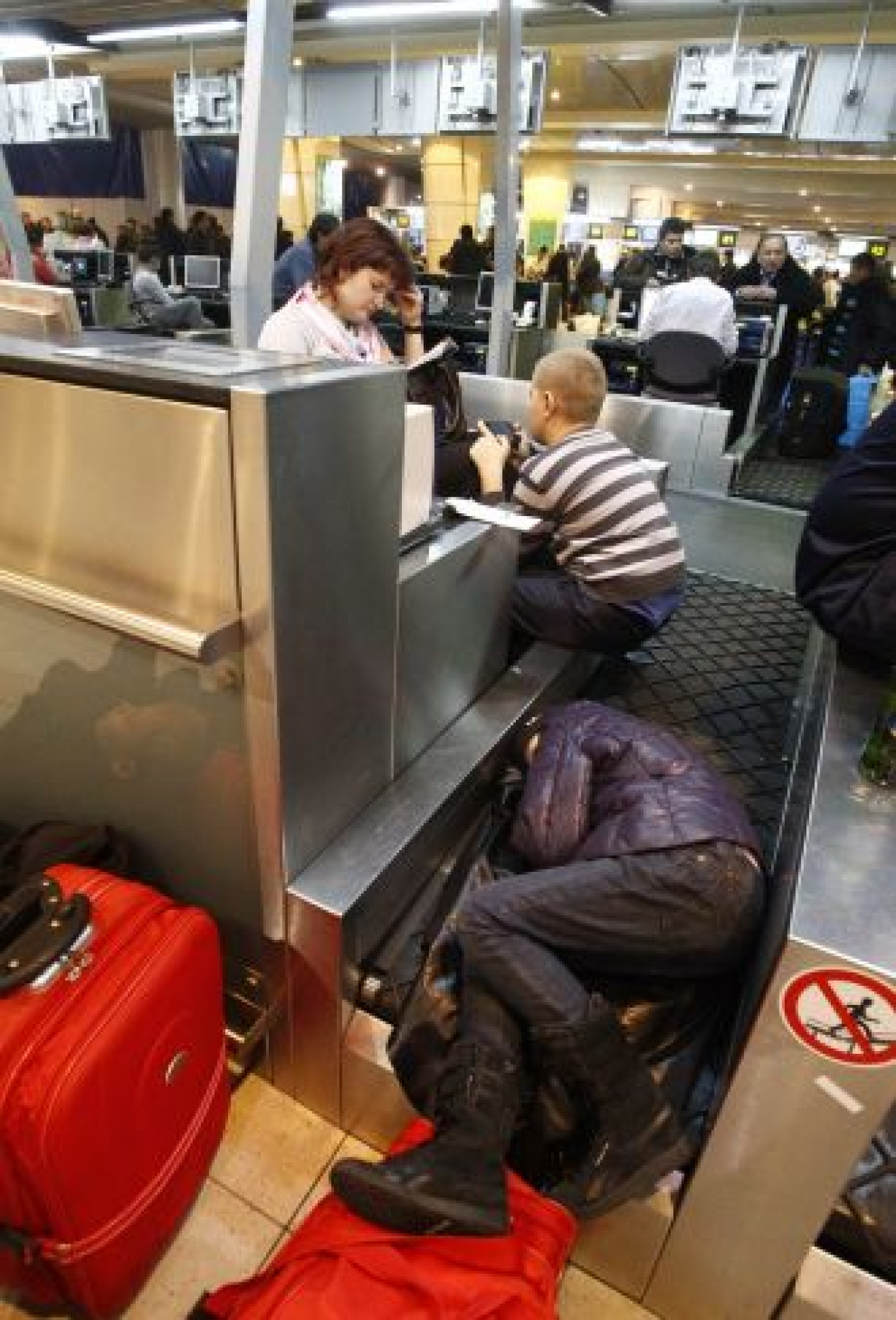 Officials Sluggish In Airport Response