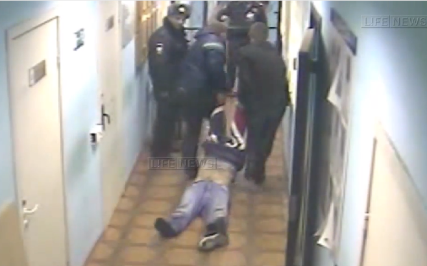 Man Dies After Policemen Try to Check Him in As Luggage