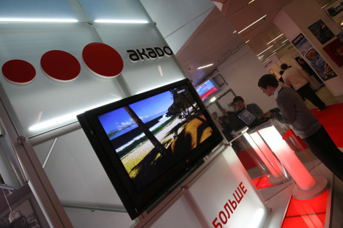 At Akado, CNN Fades and Returns