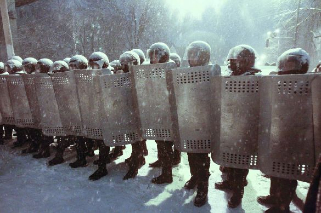 Riot Police Encircle Protest Camps in Kiev