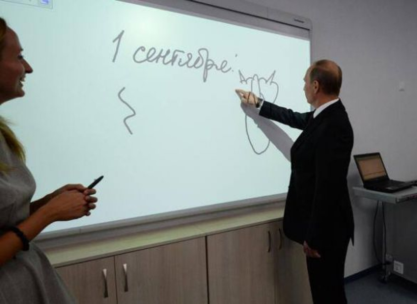 Putin Draws Picture of Cat's Behind During School Visit