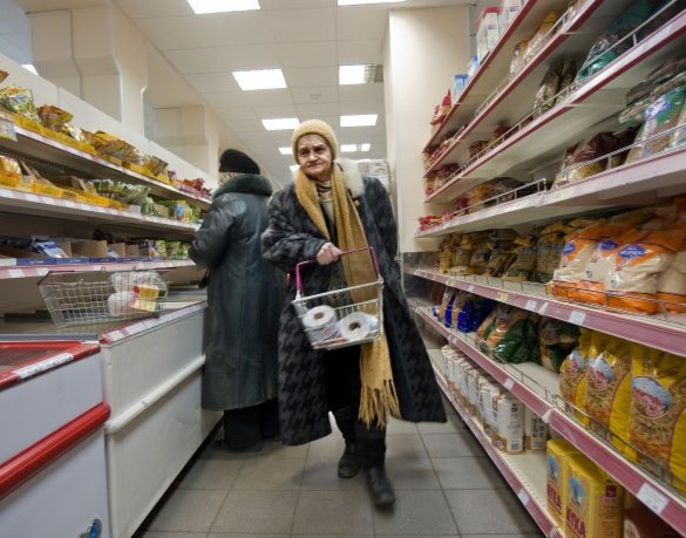 Shoppers Complain of Artificial Food and Rickety Carts