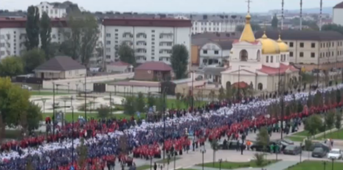 100,000 People Attend Putin Birthday Parade in Grozny (Video)