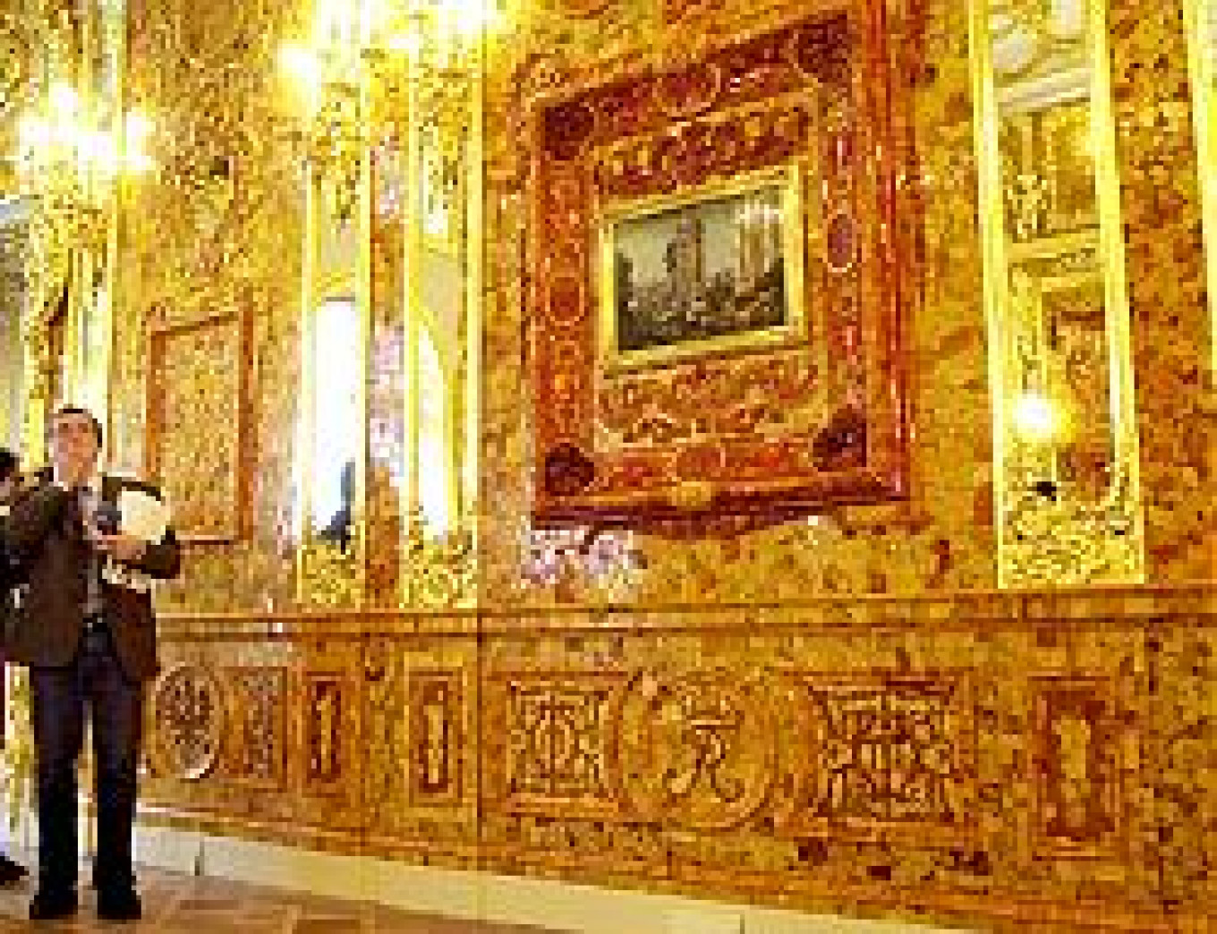 Looted Amber Room Rebuilt From Scratch