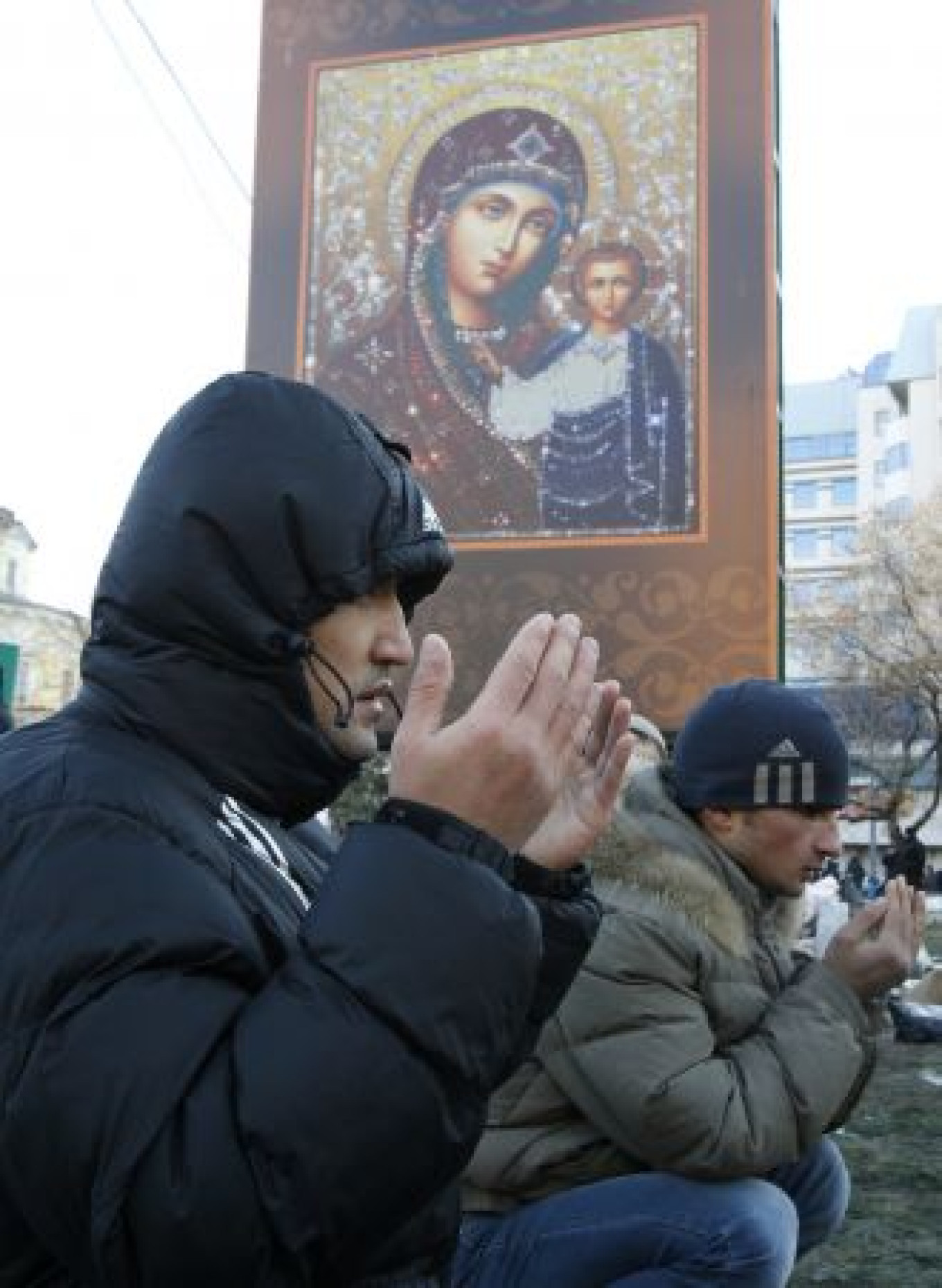 80,000 Muslims Pray on Moscow Street