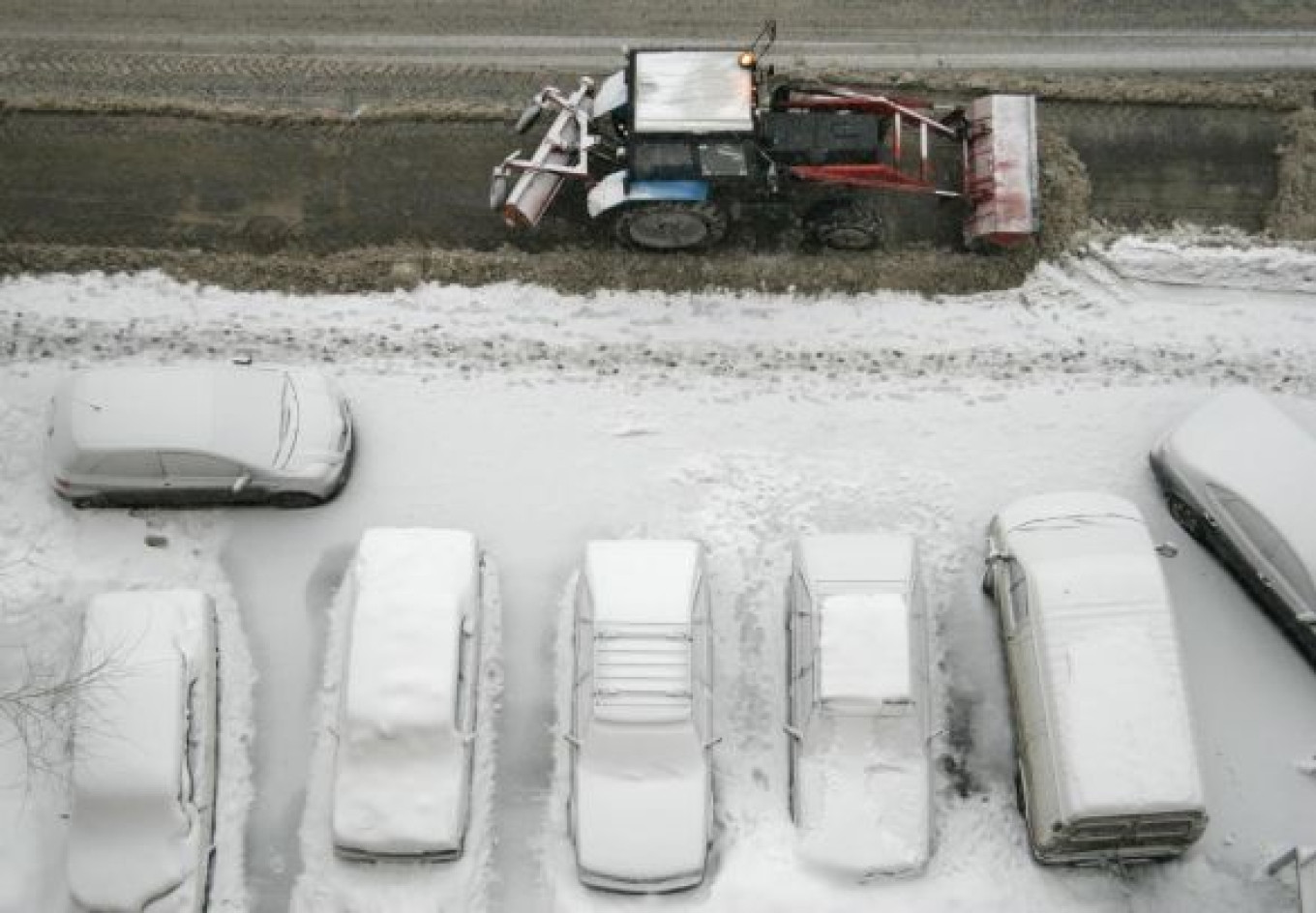 Heavy Snowfall Catches Muscovites Unprepared