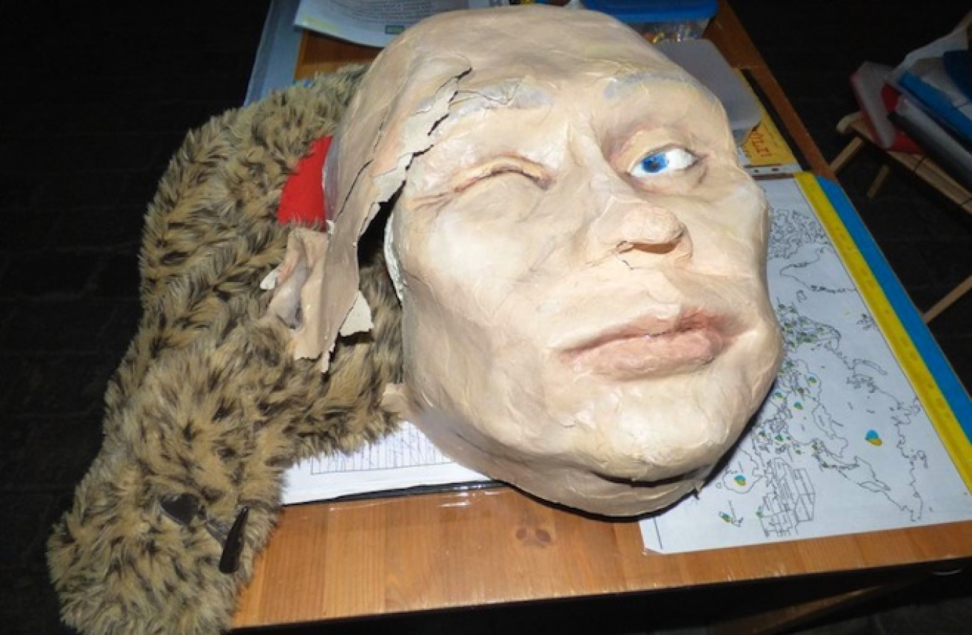 Angry Russian Woman Smashes Putin Mask Made by Pro-Ukraine Activists