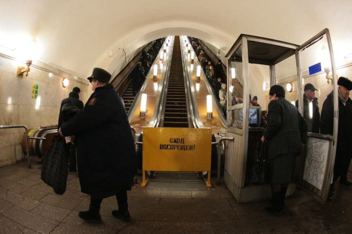 Moscow Metro to Use Lights to Direct Escalator Passengers
