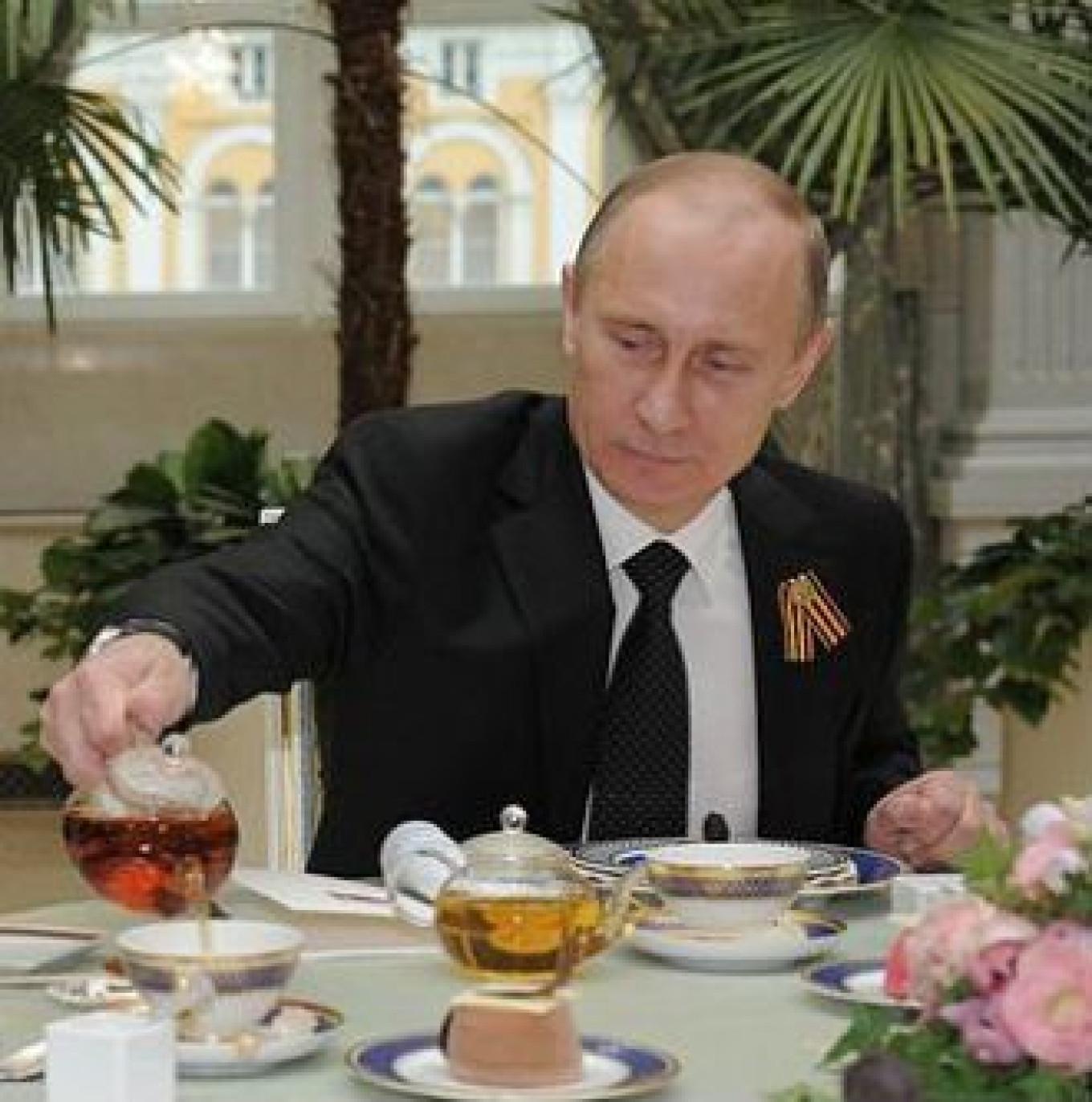 Putin and Medvedev Lament Rusty Tap Water in Their Houses