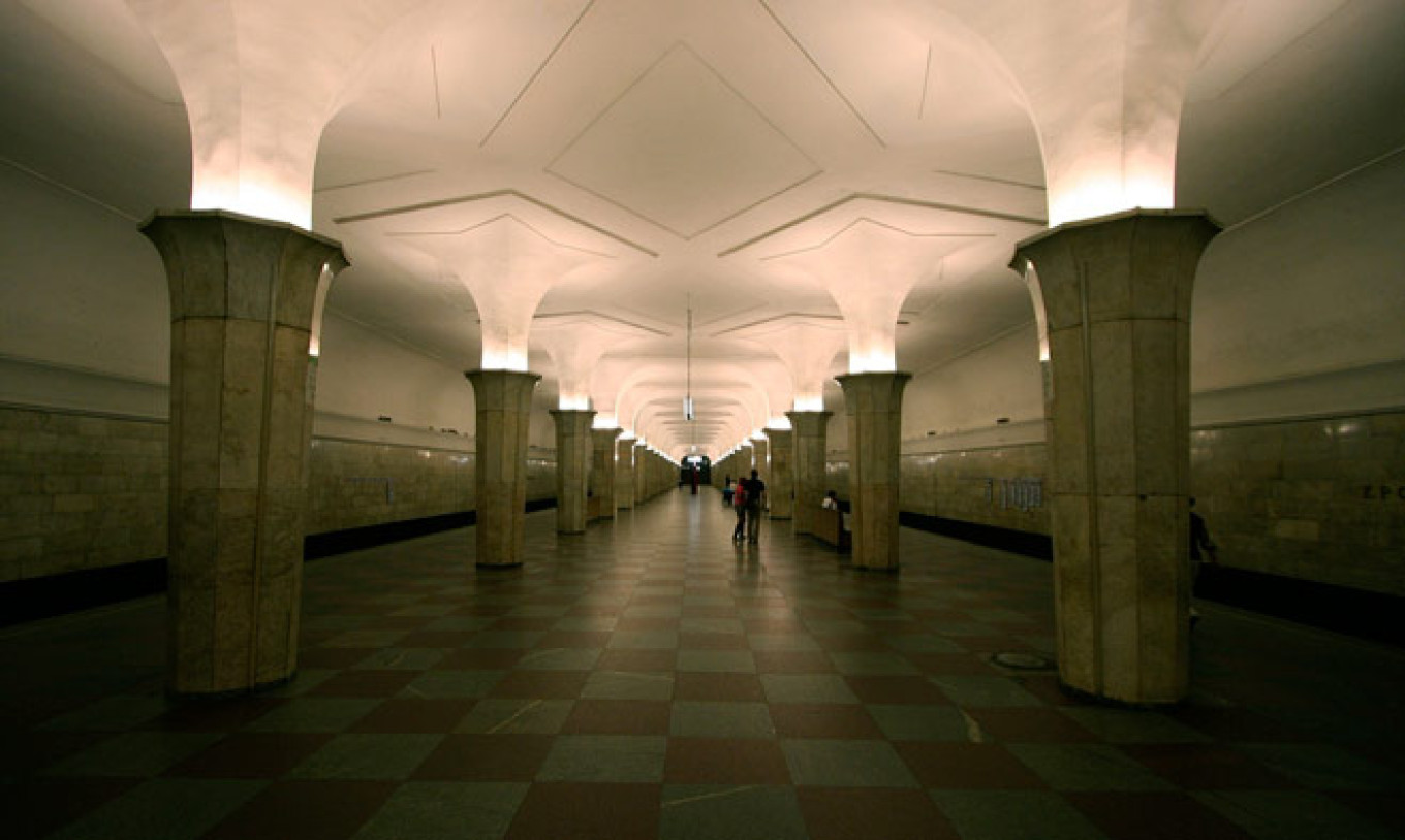 Moscow Metro to Close Central Red Line Stations Over Weekend