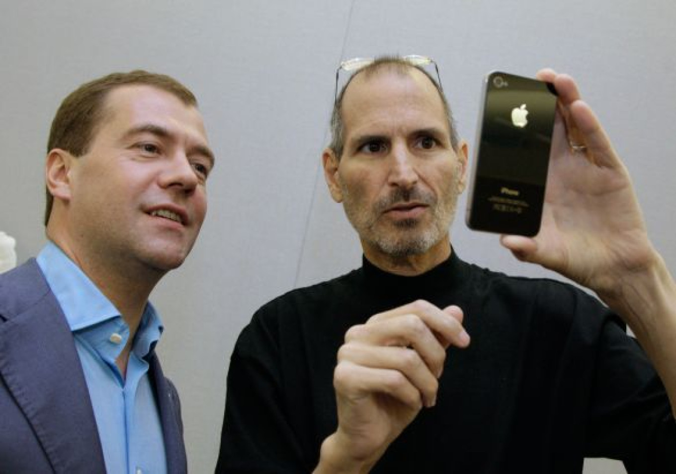 Apple Considers First Moscow Store