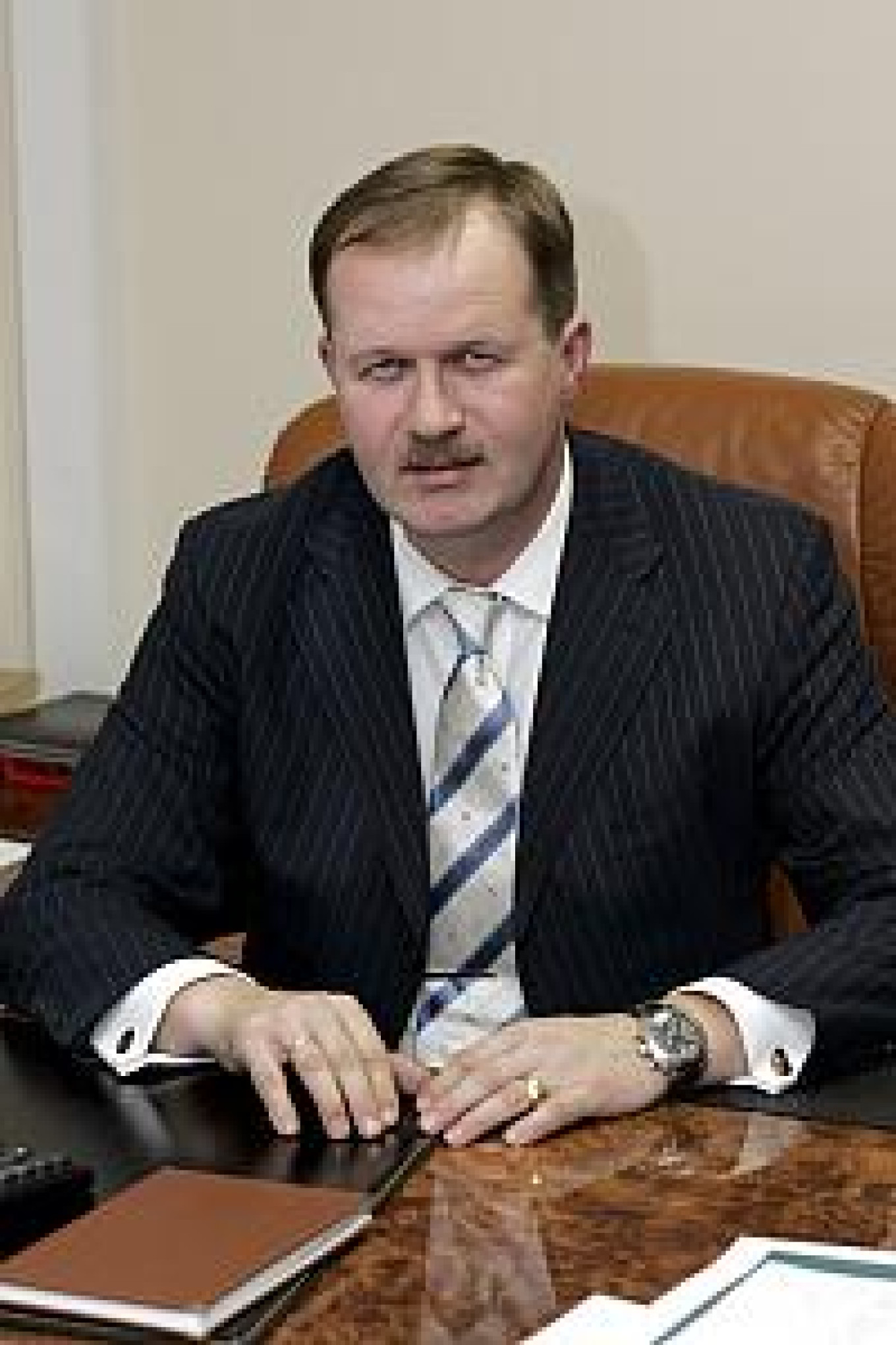 Ex-Yukos Press Chief Switching to Rosneft