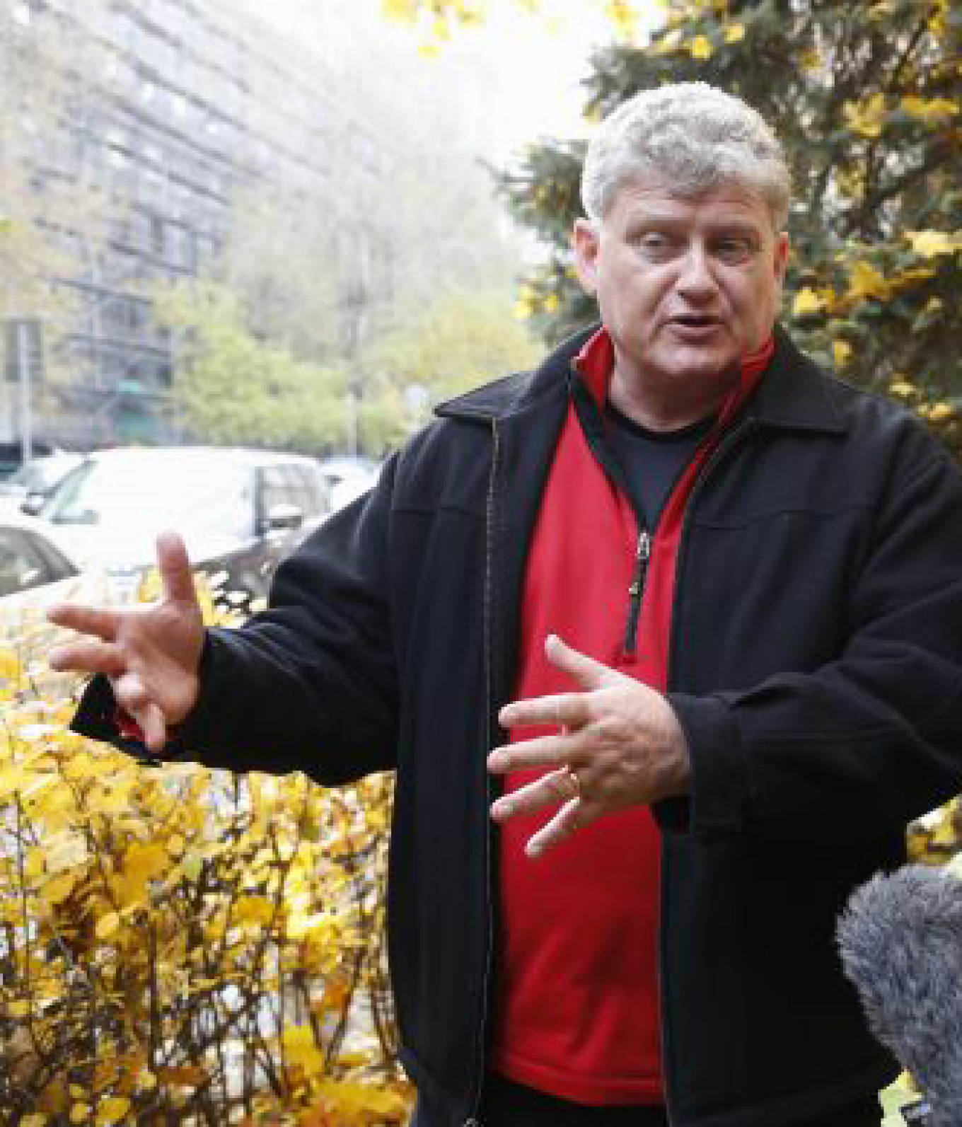 4 Americans Meet With Snowden as His Father Arrives