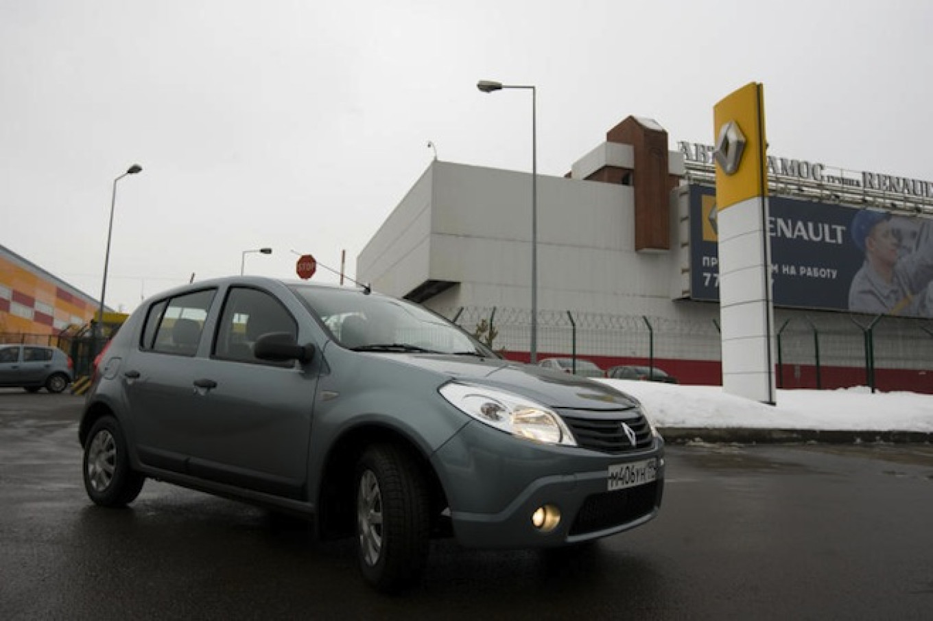 Renault Mothballs Moscow Factory as Russian Car Sales Nosedive