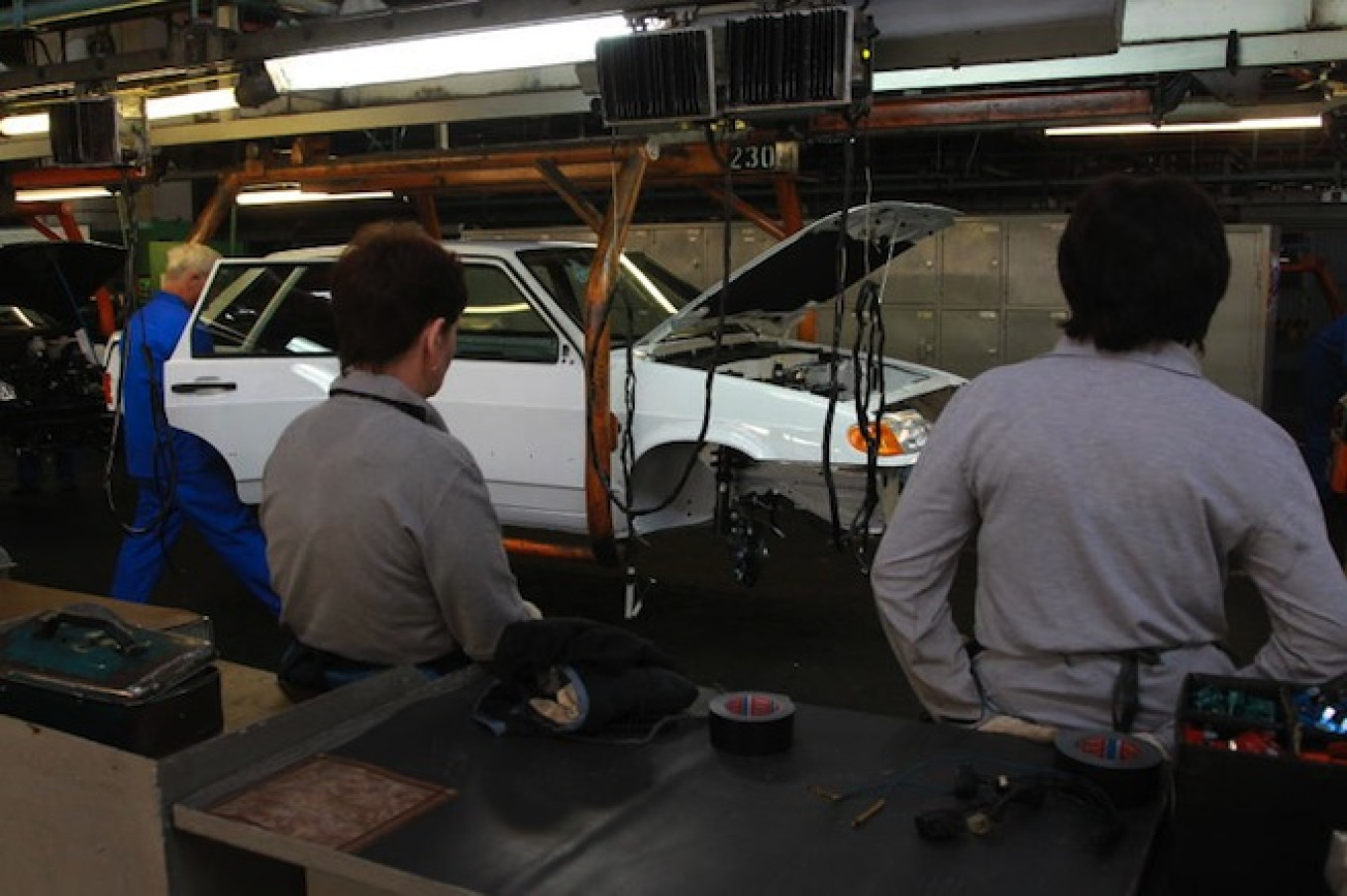 Russia's AvtoVAZ Carmaker to Slash Staff Pay