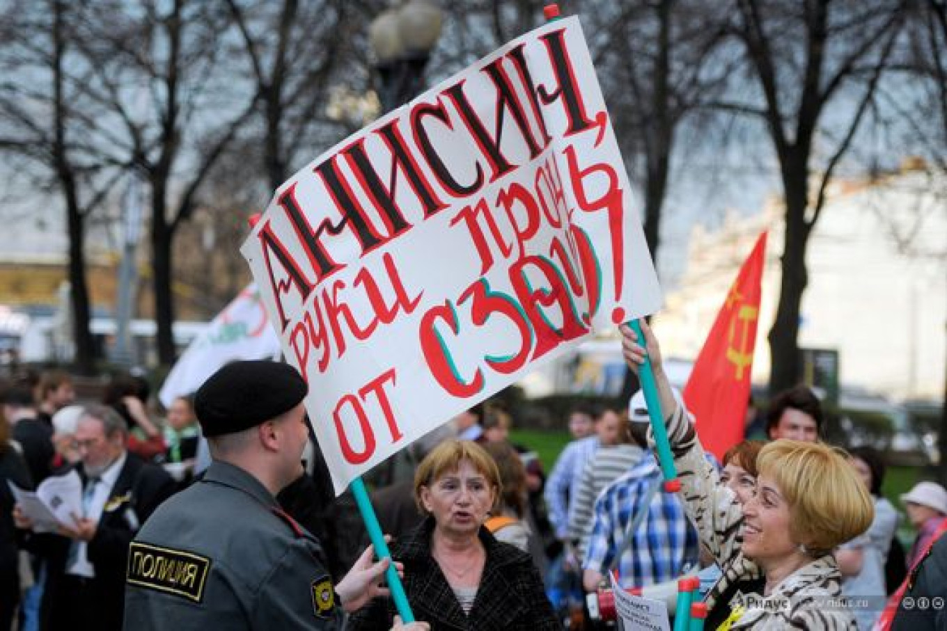Education Reform Protested by Students and Opposition