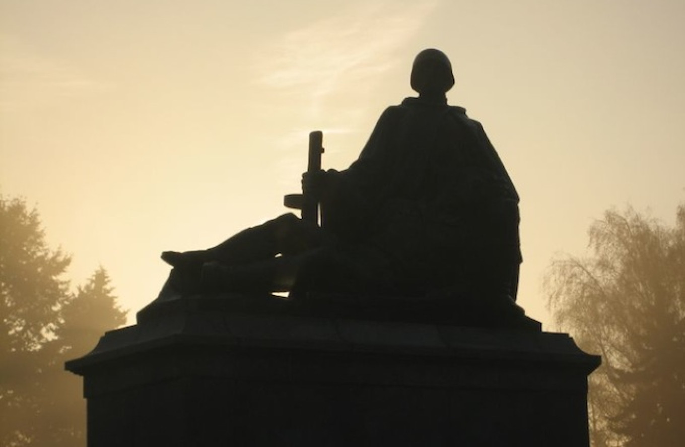Poland Set To Demolish 500 Soviet Monuments