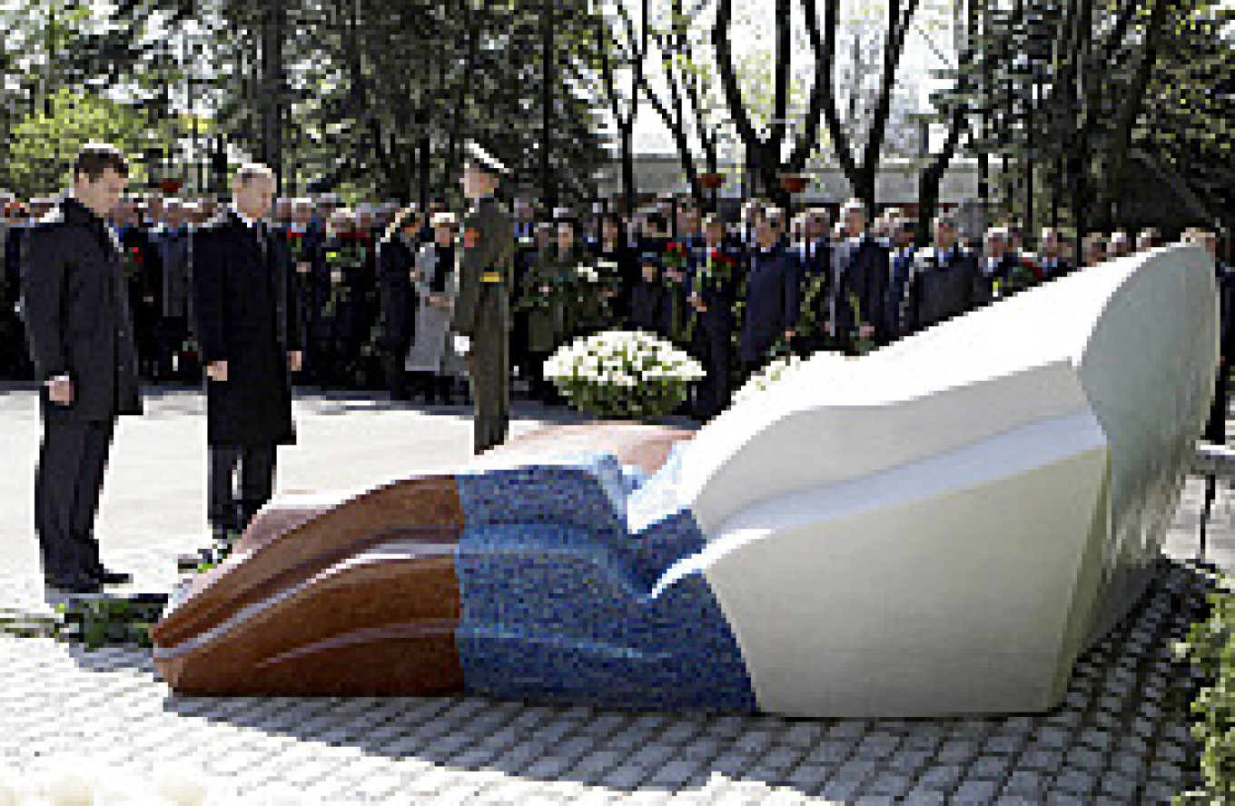 Putin Unveils Monument to Yeltsin