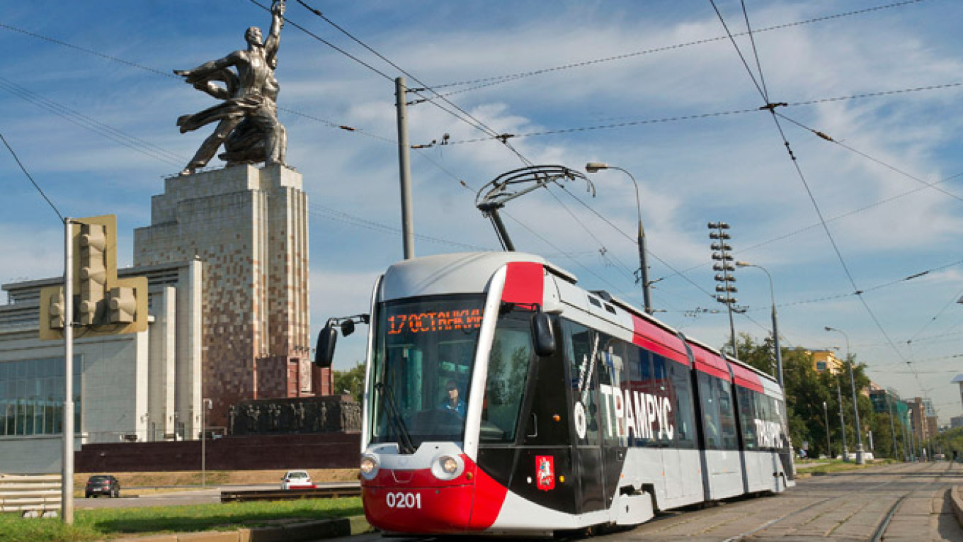 Next-Gen Tram Hits Moscow Streets for First Time