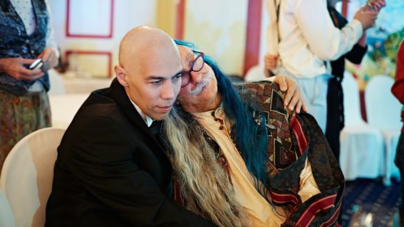 Clown Volunteers Tour Hospitals and Homeless Shelters, Bringing Cheer ...